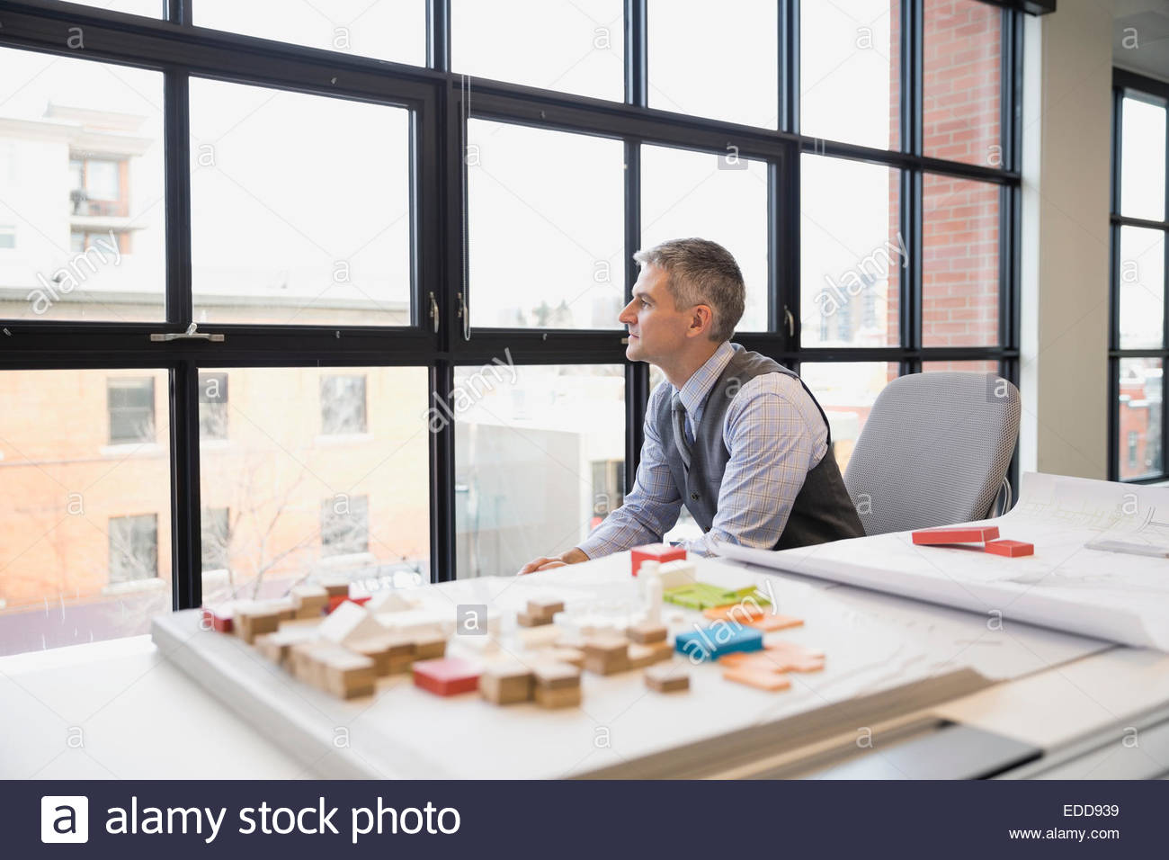 Man desk looking out window hi-res stock photography and images - Alamy