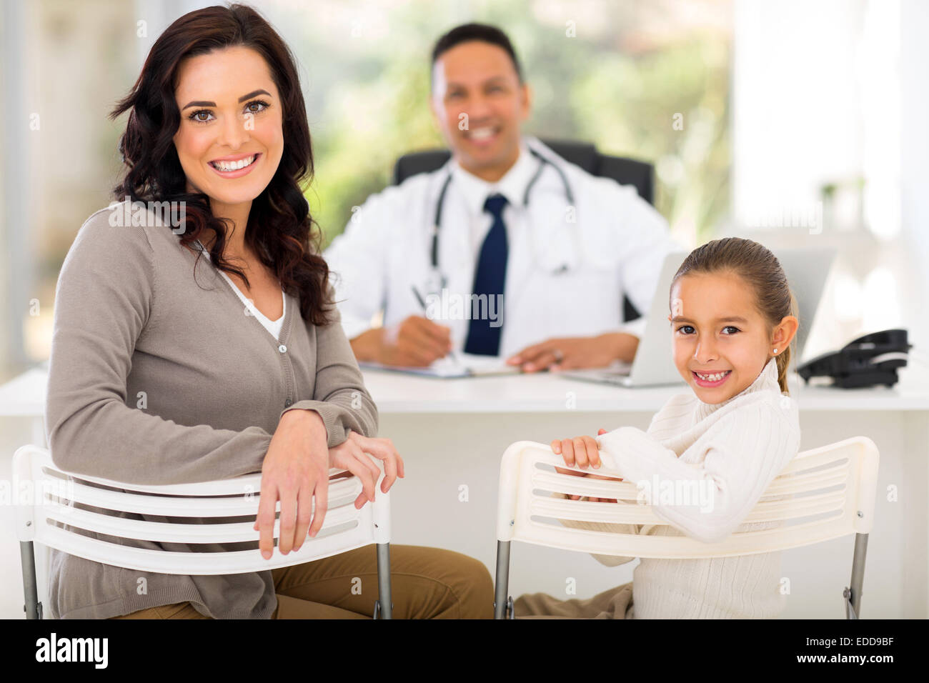 Doctor check up girl hi-res stock photography and images - Alamy
