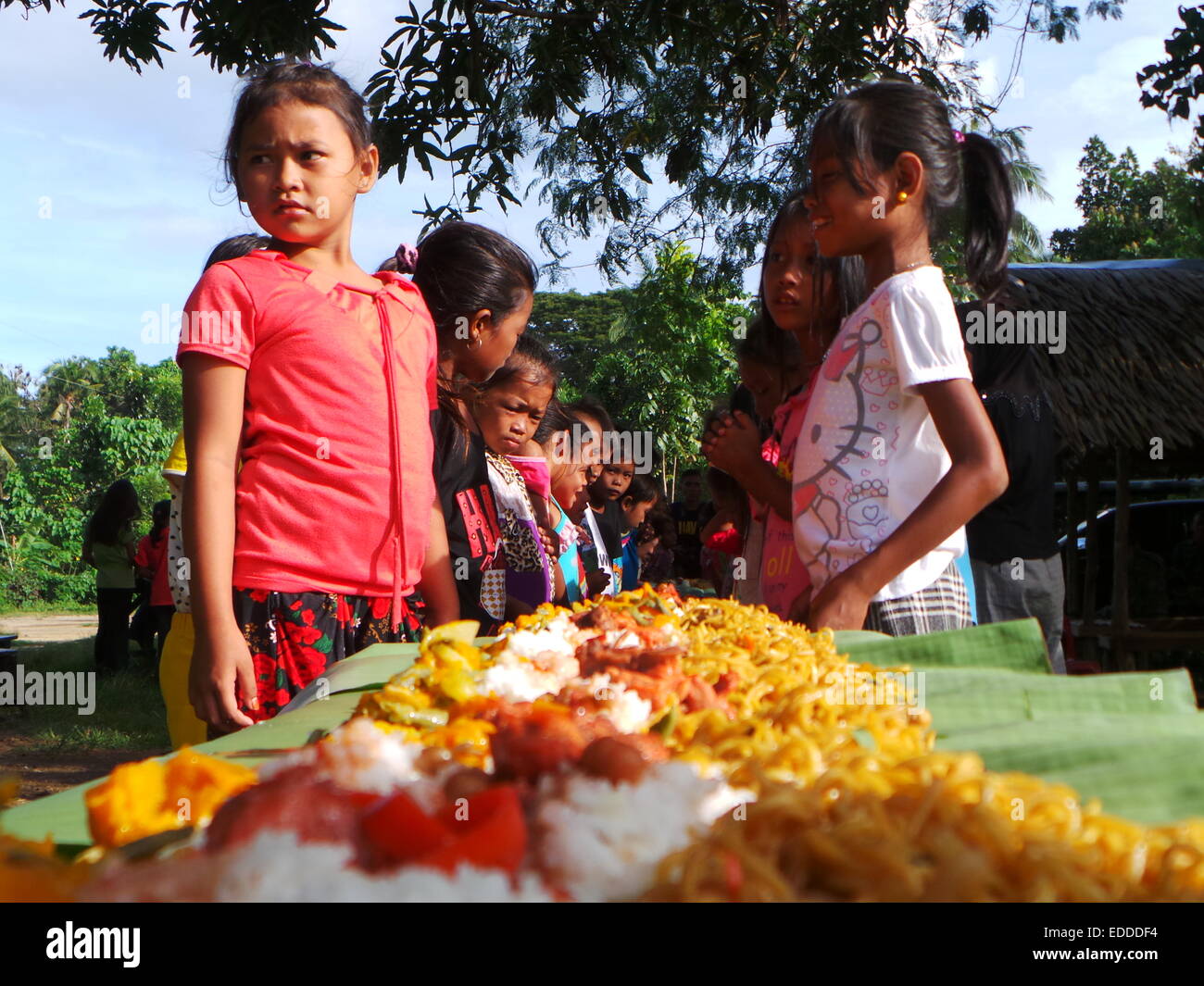Badjao children enjoy the boodle fight meal prepared by the Philippine ...