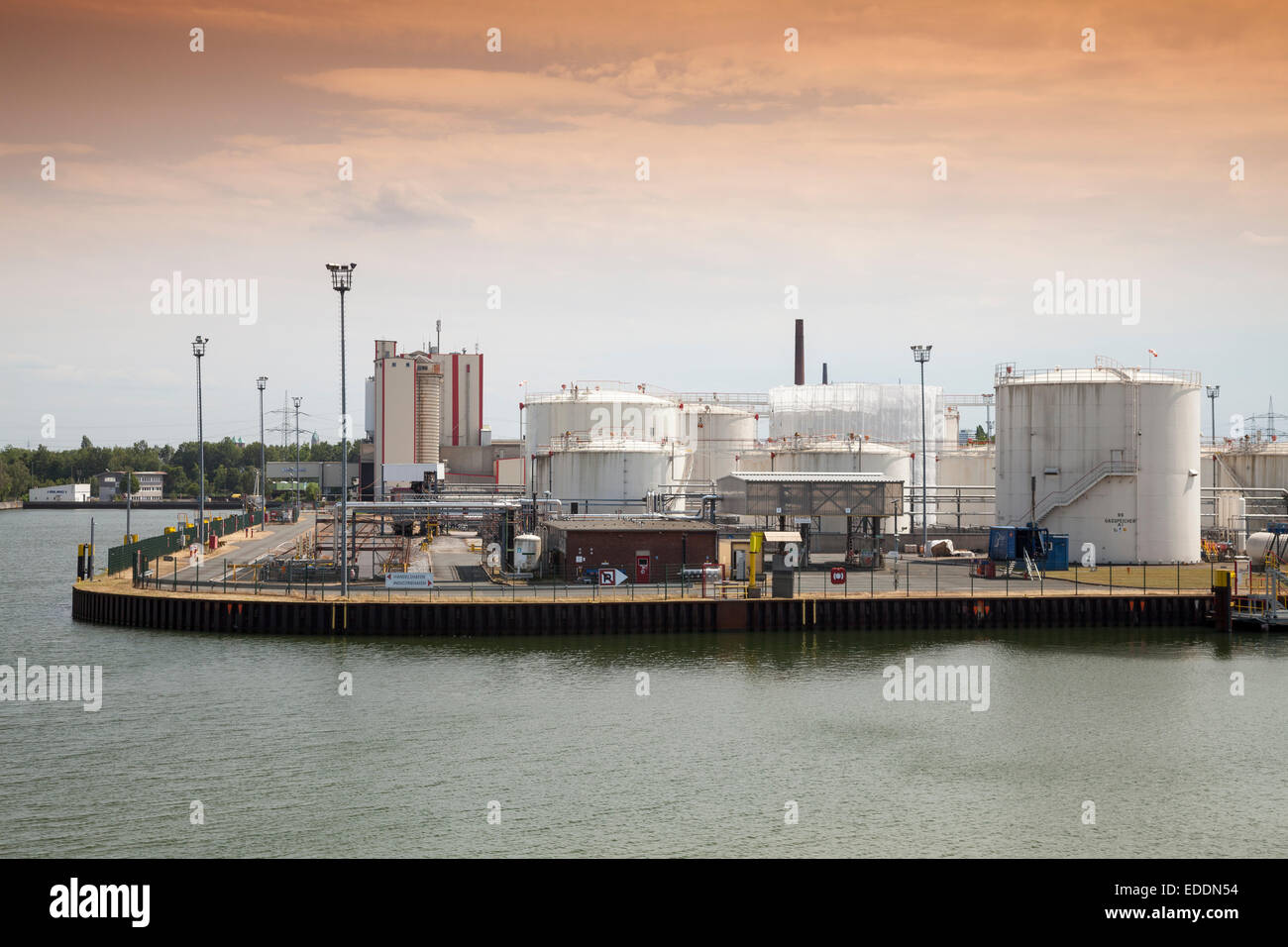 Germany, Ruhr area, Gelsenkirchen, gas tanks at industrial harbor Stock ...