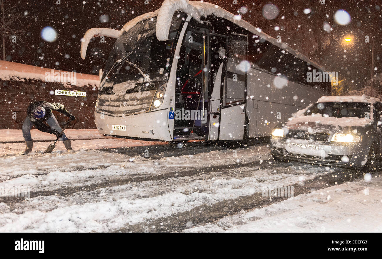 Male clearing snow with a spade hi-res stock photography and images - Alamy