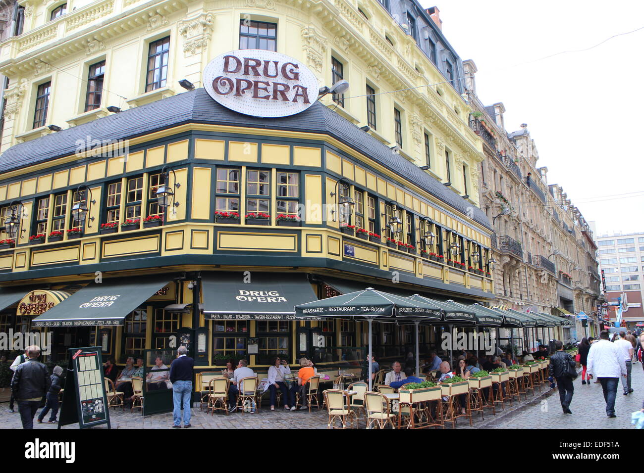 Brussels people eating outdoors hi-res stock photography and images - Alamy