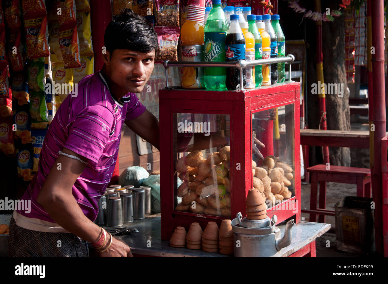 India roadside tea shop hi-res stock photography and images - Alamy