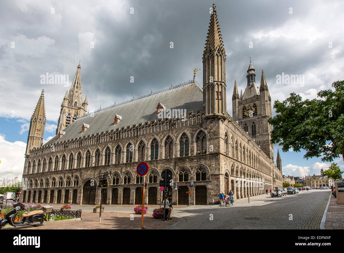 Lakenhal cloth hall market old hi-res stock photography and images - Alamy