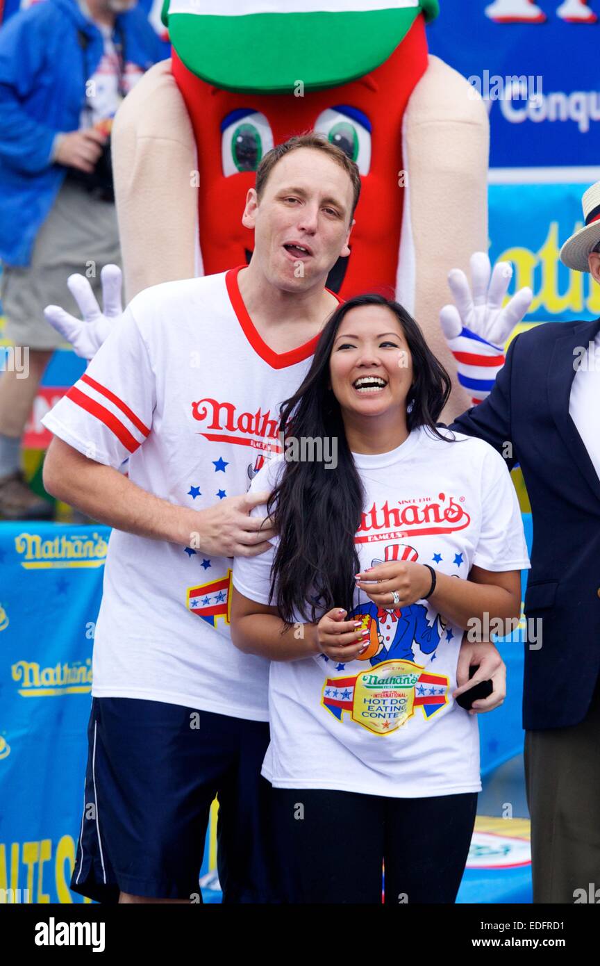 Competitive eaterJoey Chestnut proposes to his girlfriend Neslie Ricasa ...