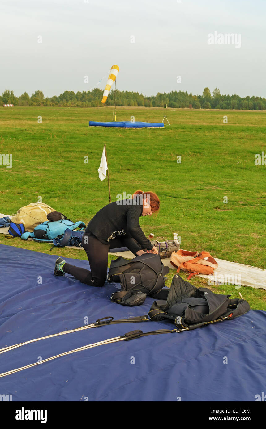 Parachutists - 2014. Packing of parachute Stock Photo - Alamy