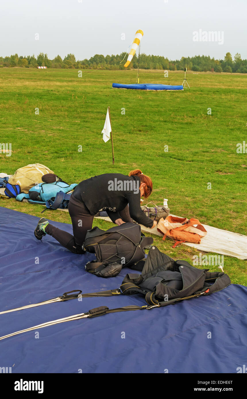 Parachutists - 2014. Packing of parachute Stock Photo - Alamy
