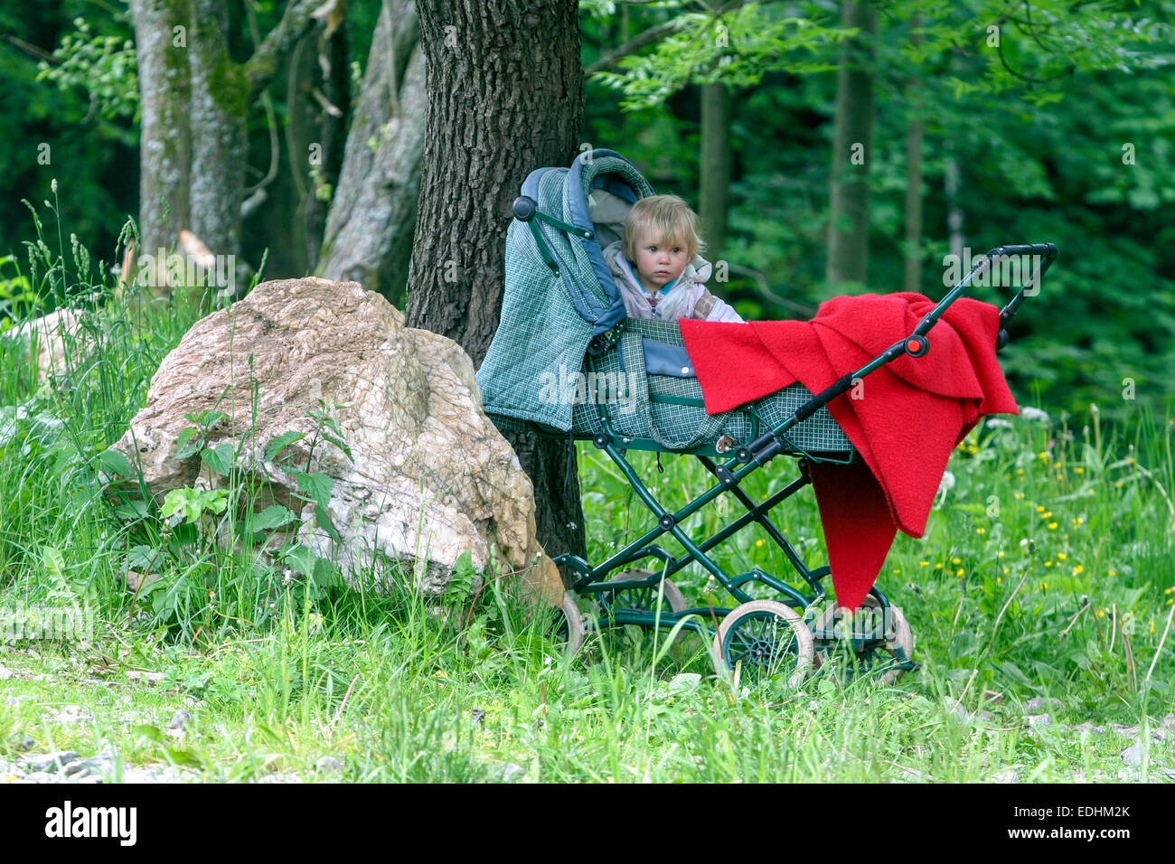 Child alone in woods hi-res stock photography and images - Alamy
