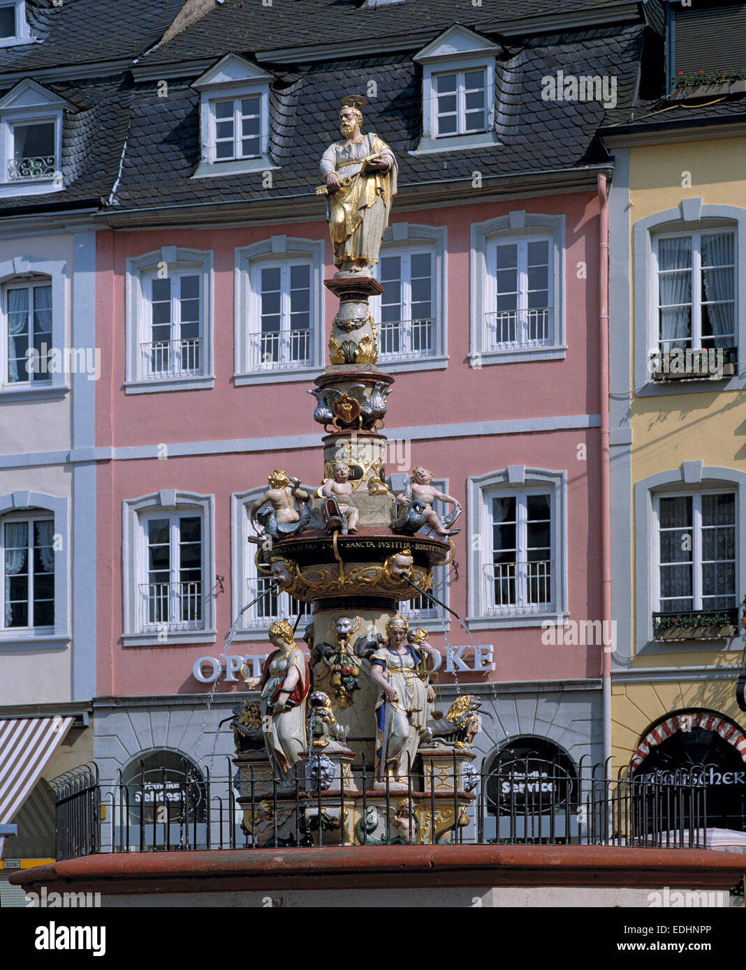 Petrus-Brunnen von Hans Ruprecht Hoffmann auf dem Hauptmarkt in Trier ...