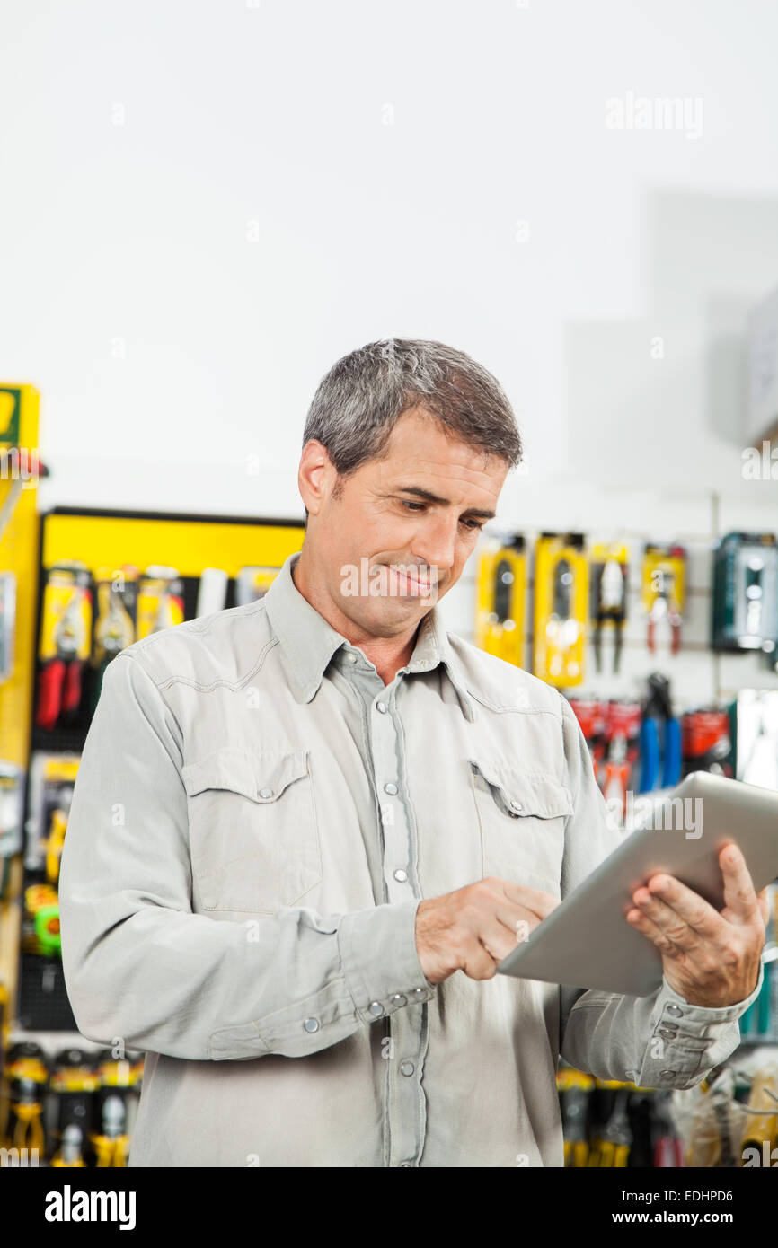 Employee computer store hi-res stock photography and images - Alamy