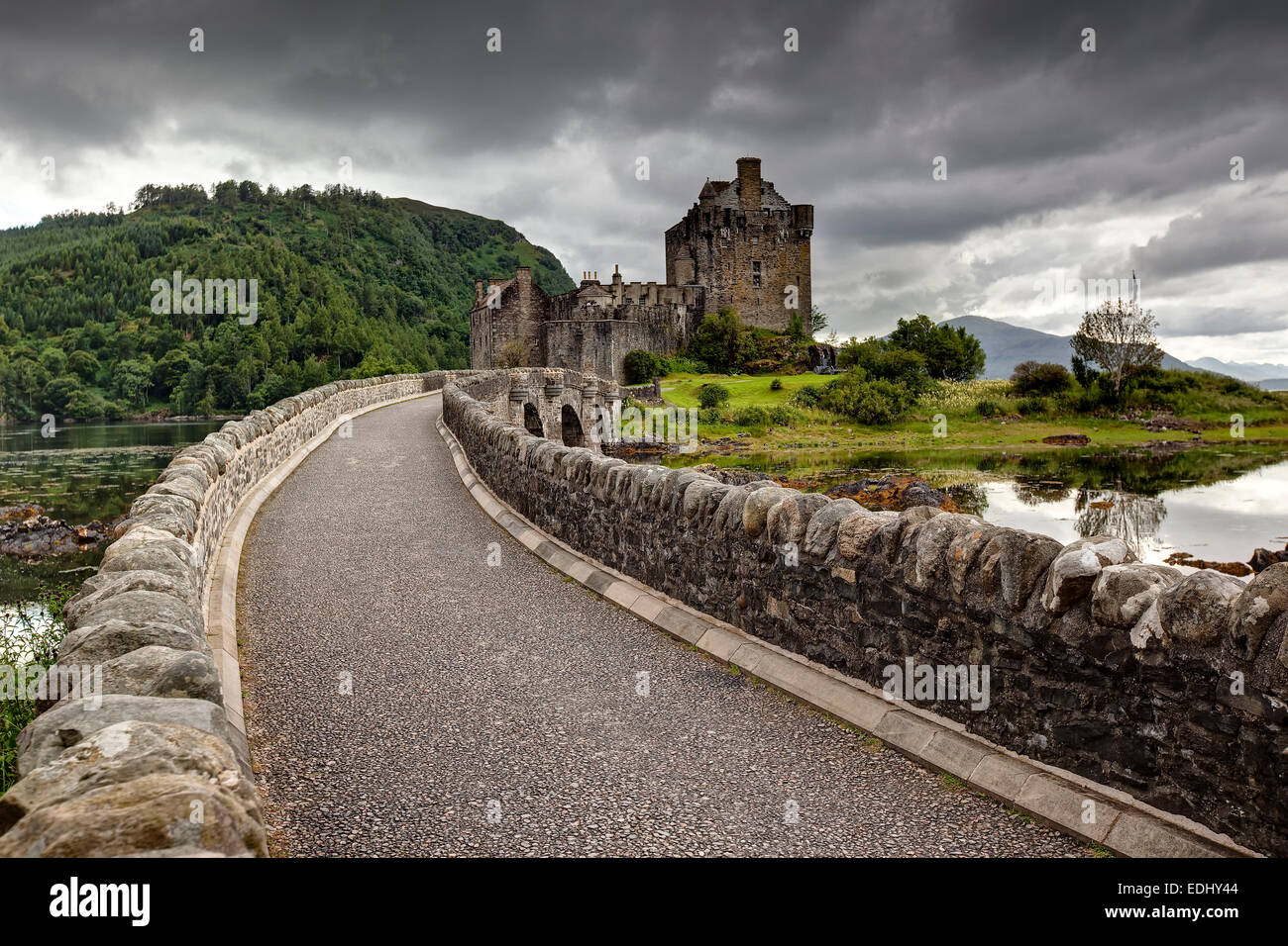 Eilean Donan Castle at the confluence of Loch Duich, Loch Alsh and Loch ...