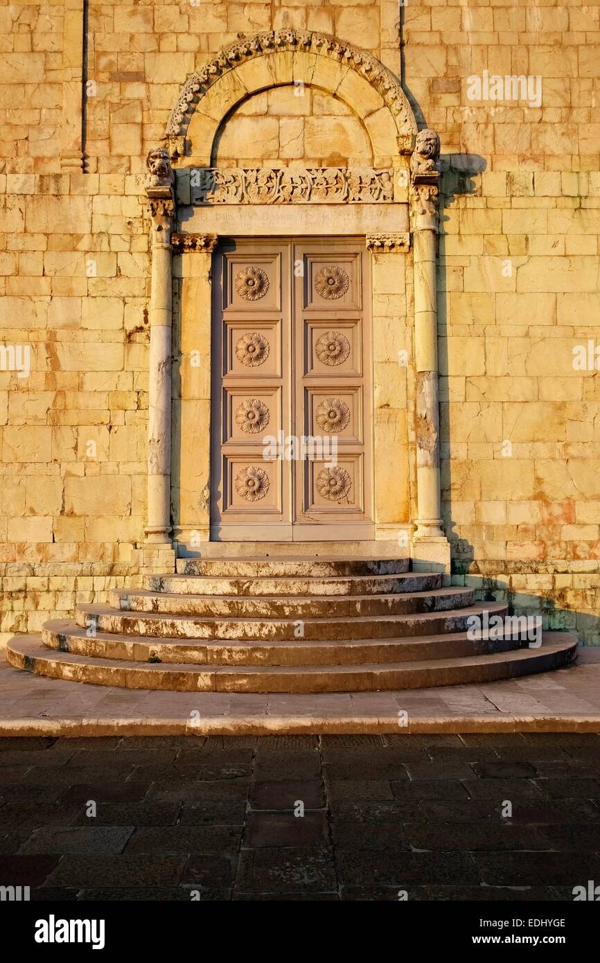 Romanesque gate hi-res stock photography and images - Alamy