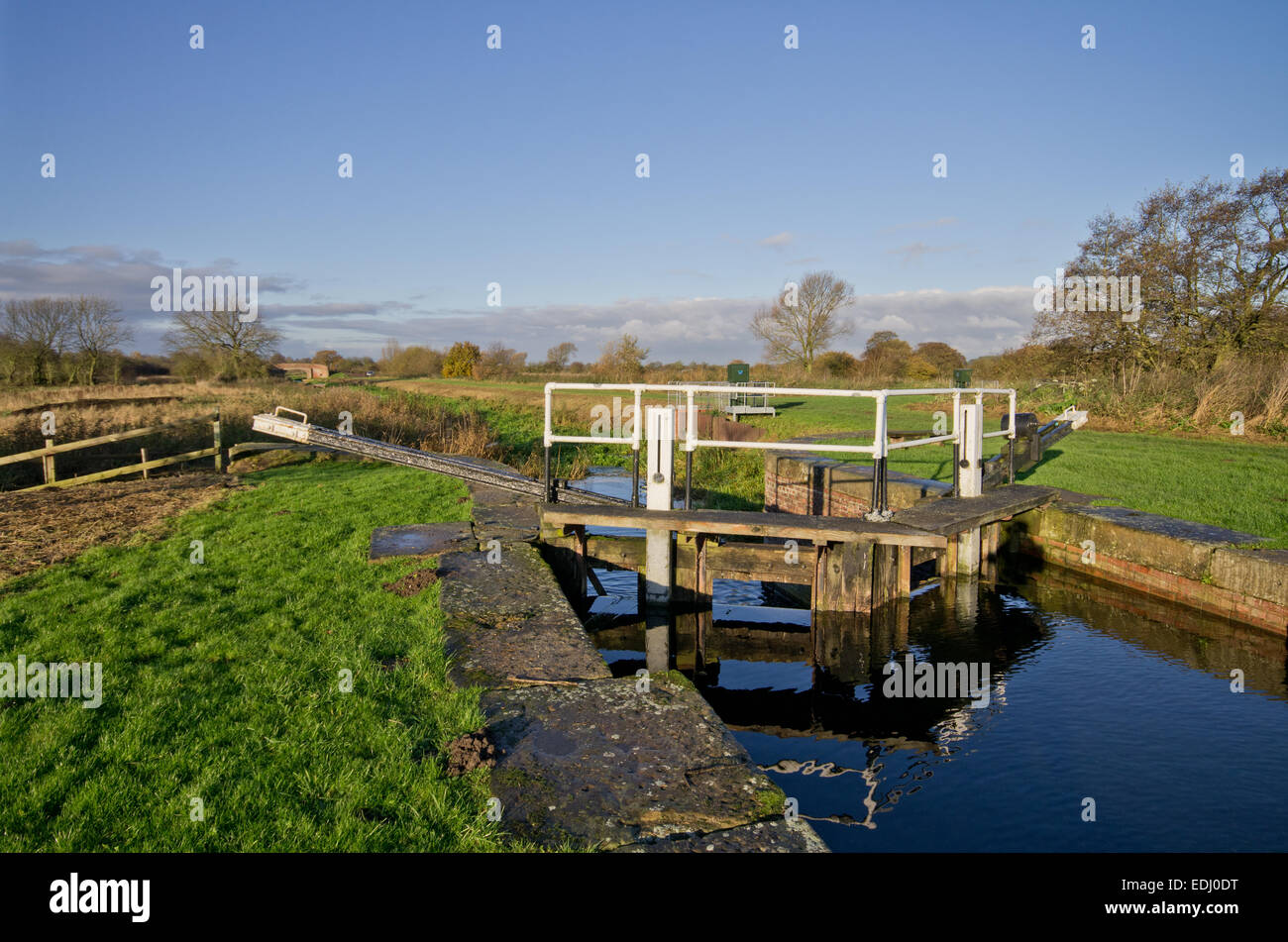 Disused canal lock hi-res stock photography and images - Alamy