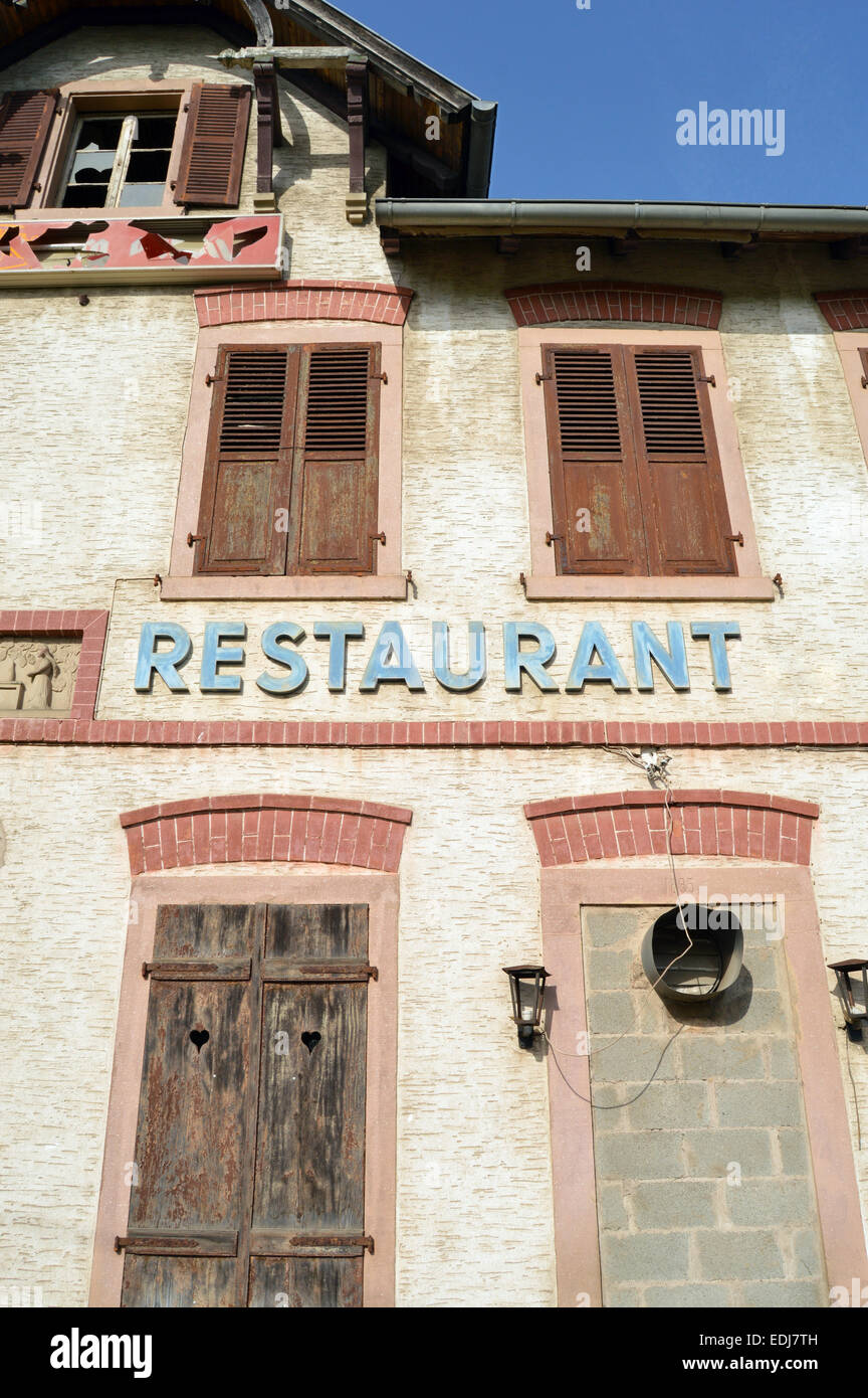 Dilapidated french facade hi-res stock photography and images - Alamy