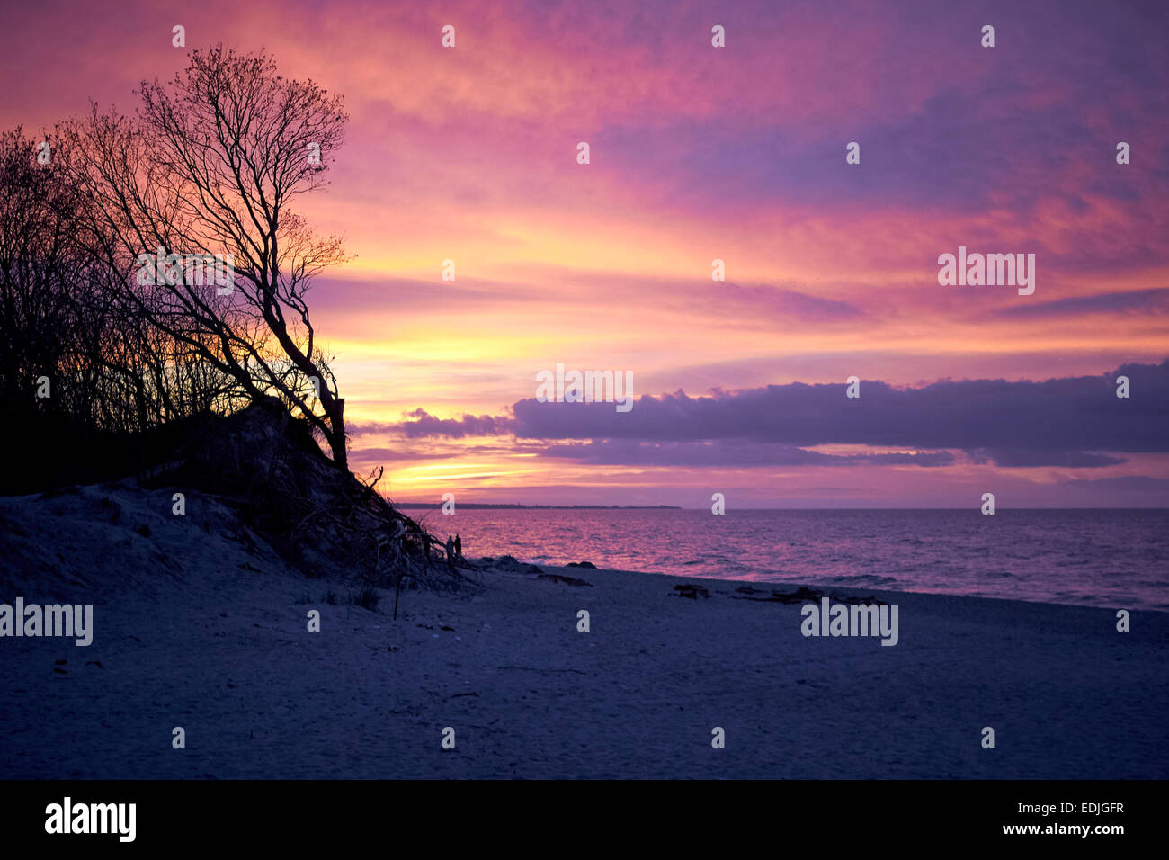 Lovers at coast warm colorfully autumn sunset Stock Photo - Alamy