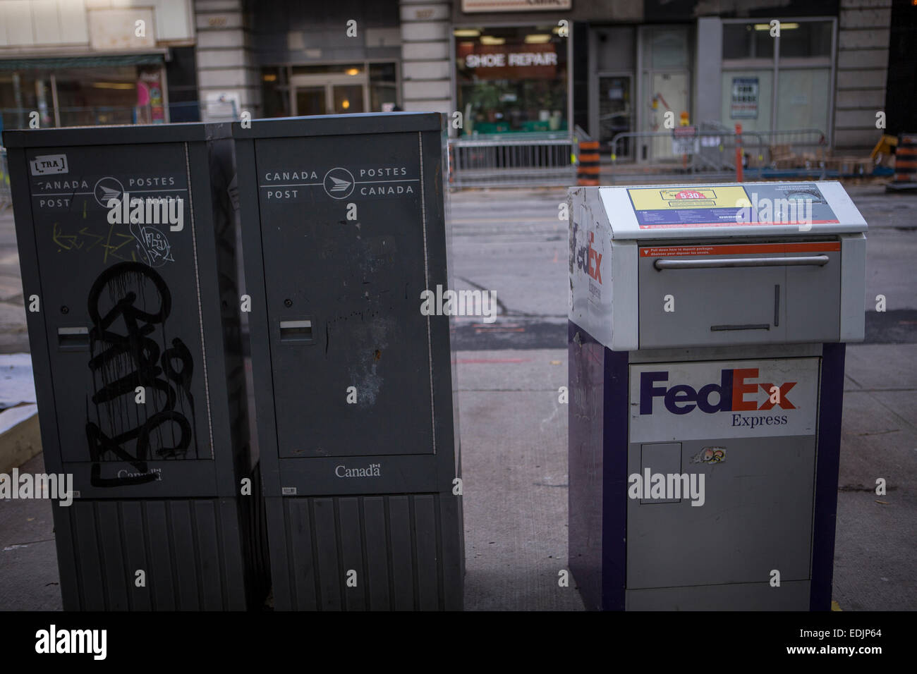 Fedex box hi-res stock photography and images - Alamy