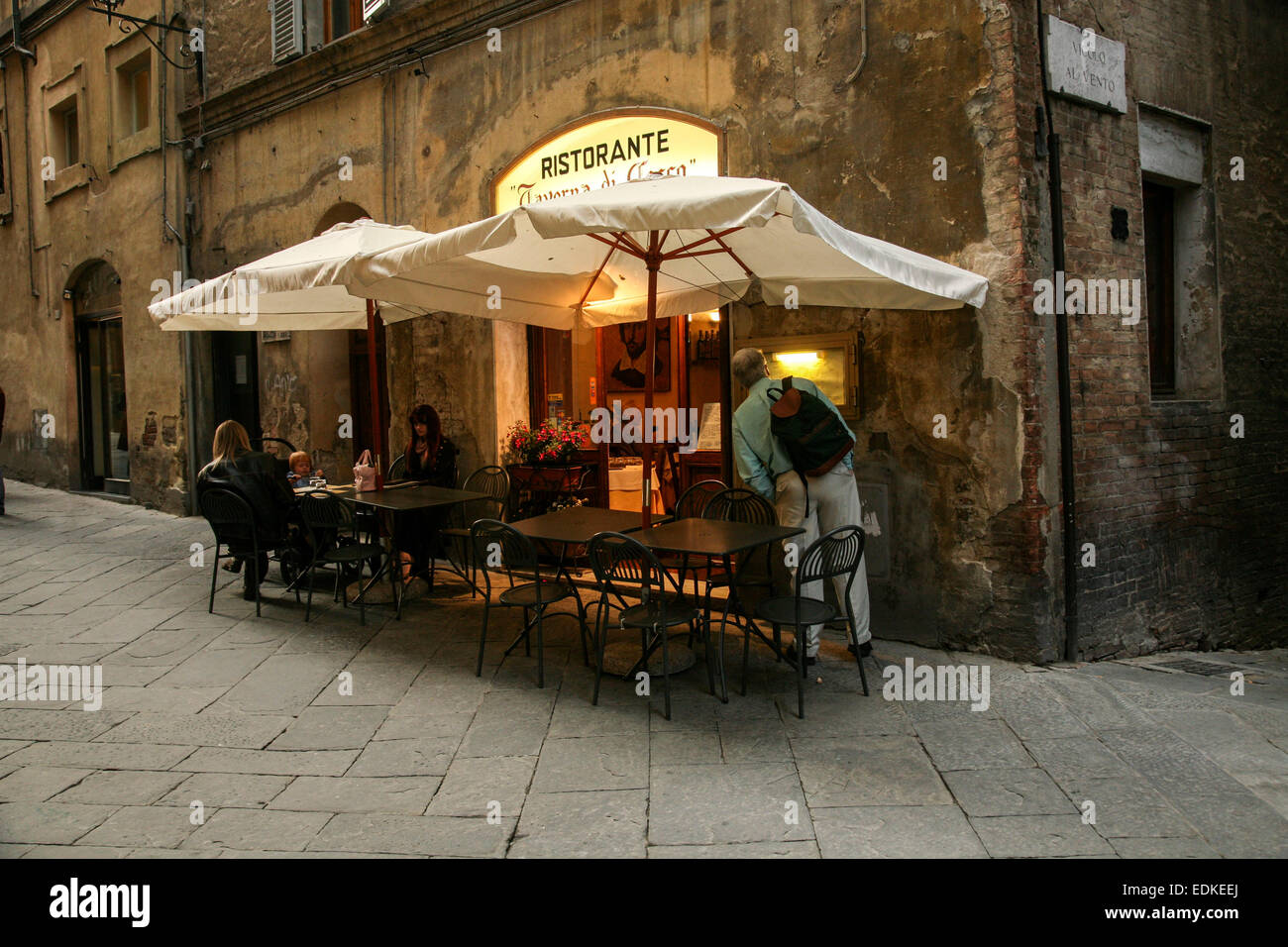 Tourist reviewing menu hi-res stock photography and images - Alamy