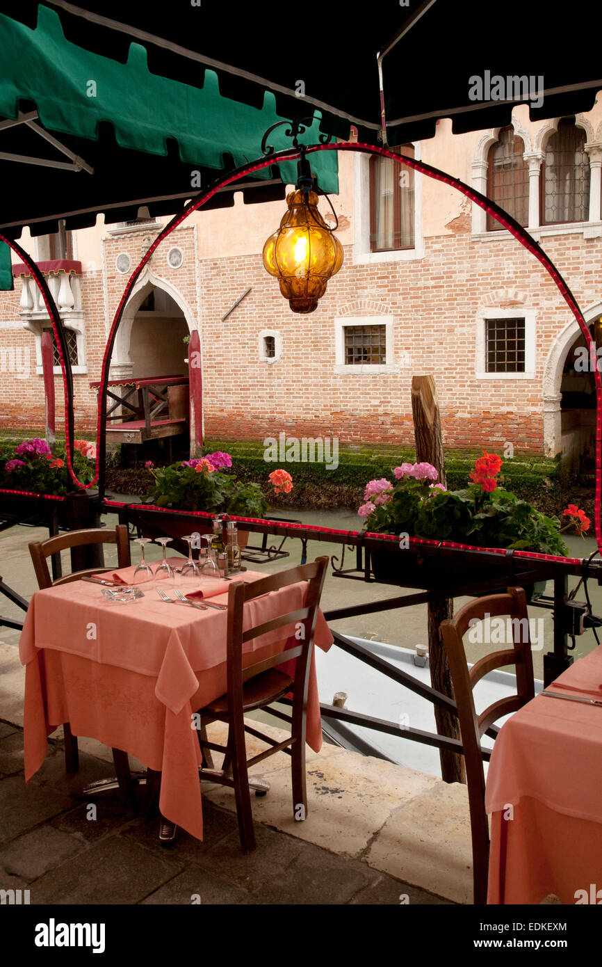 Quaint settings hi-res stock photography and images - Alamy