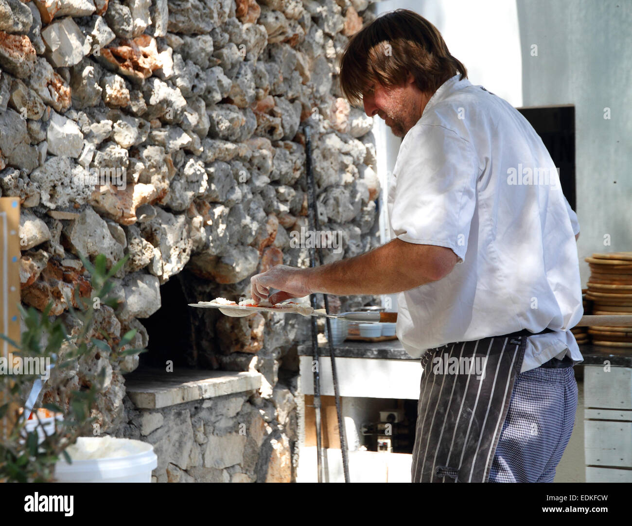 Making pizza in alfresco/outdoor kitchen Stock Photo - Alamy