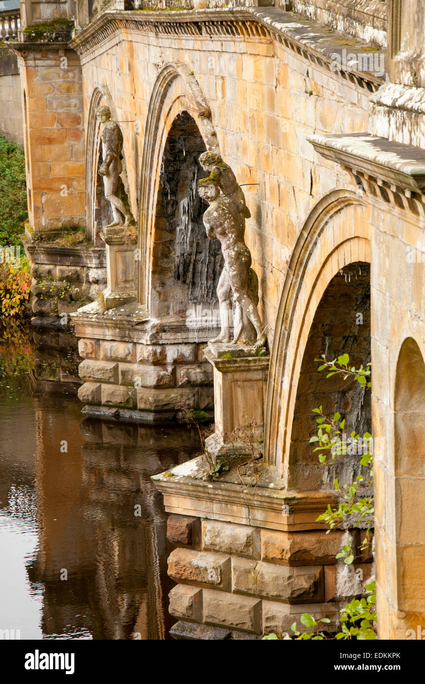 Bridge over the River Derwent at Chatsworth House, Peak District ...