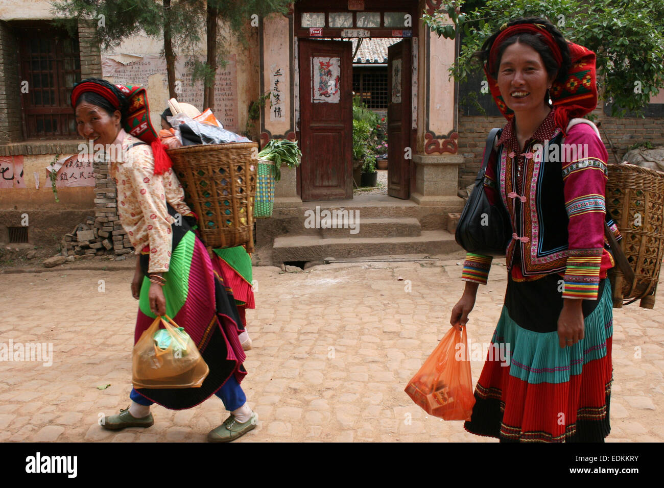 Yunnan traditional dress hi-res stock photography and images - Alamy