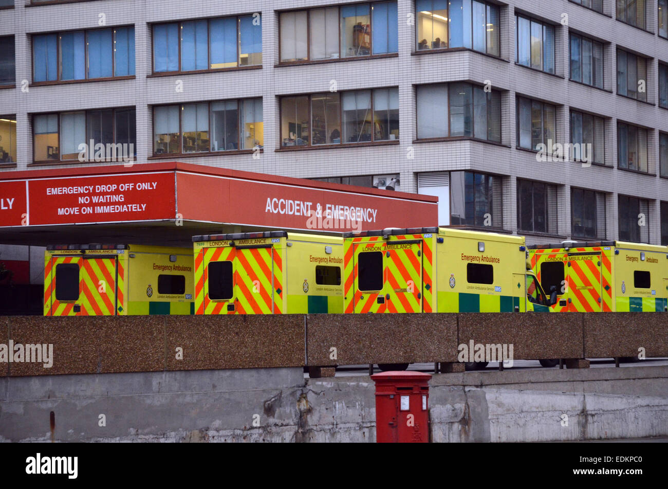 Hospital overcrowding crisis hi-res stock photography and images - Alamy