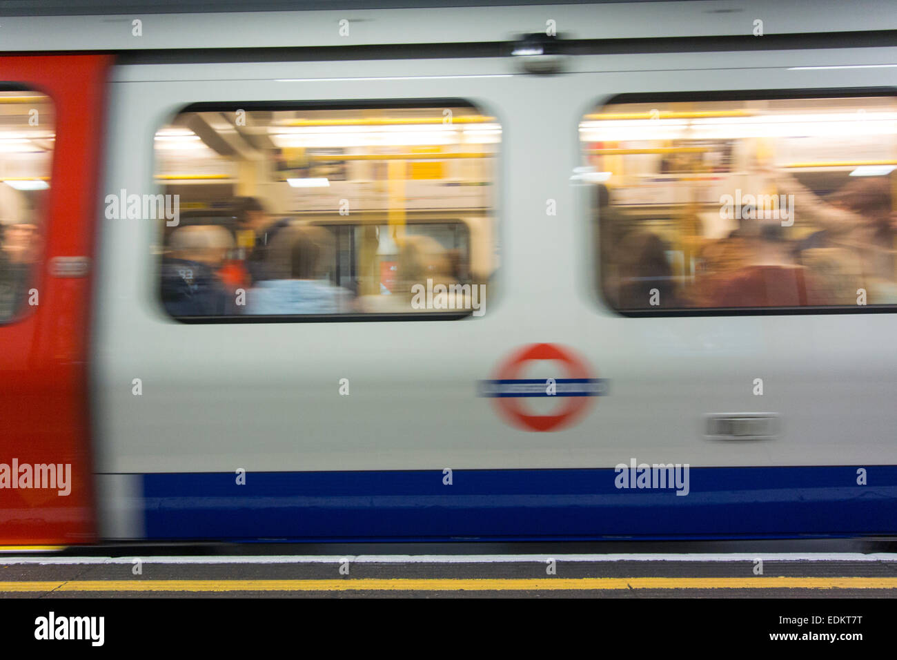 London underground tube train hi-res stock photography and images - Alamy