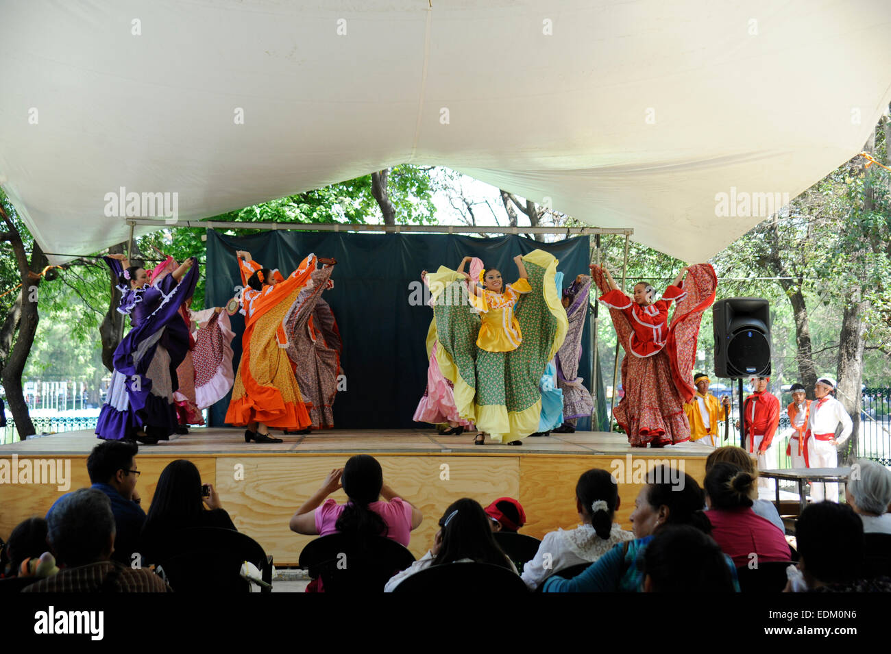 Danza folklorico hi-res stock photography and images - Alamy