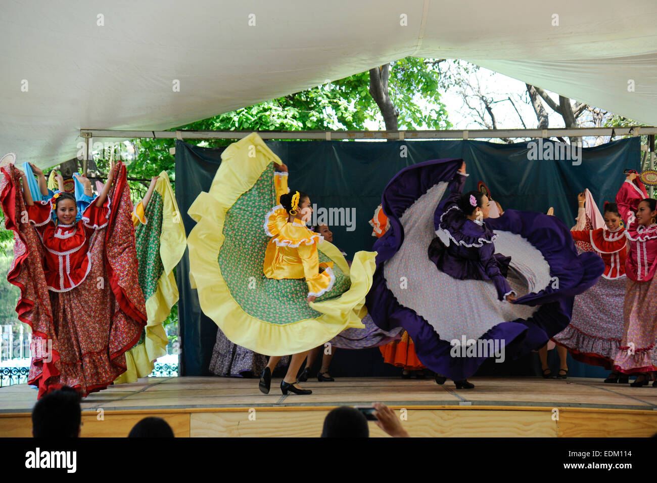 Danza folklorico hi-res stock photography and images - Alamy