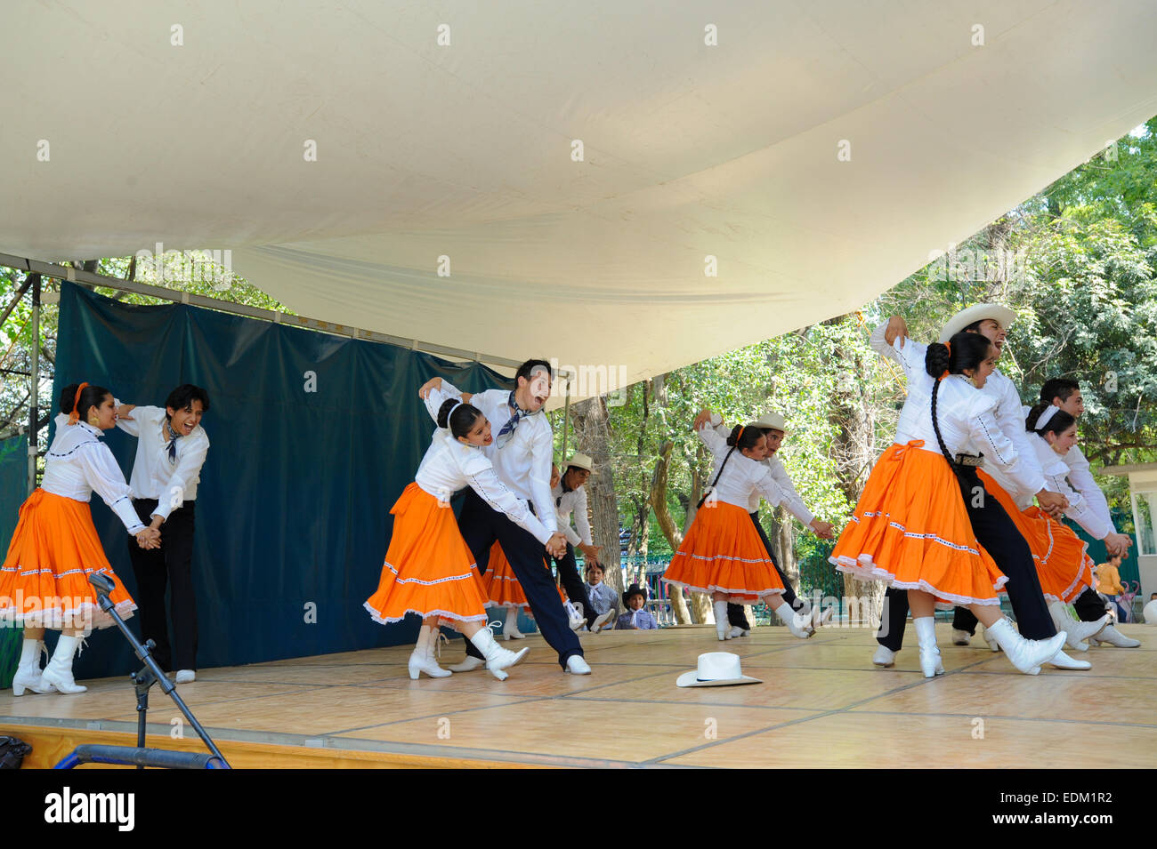 Traditional Mexican Dance Stock Photos & Traditional Mexican Dance ...