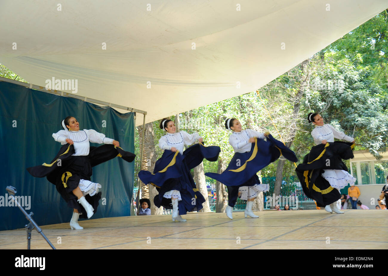 Danza folklorico hi-res stock photography and images - Alamy