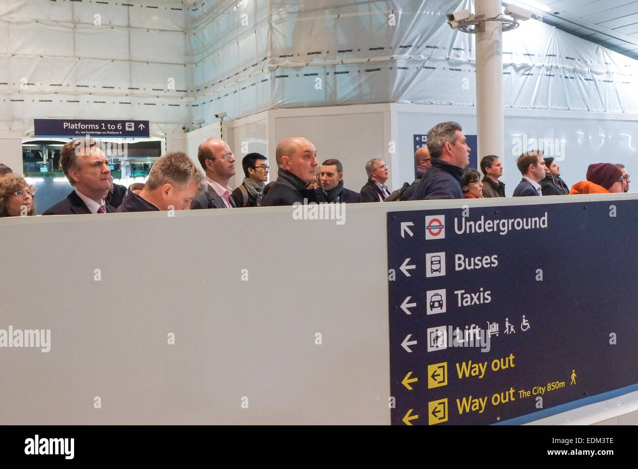 Crowds london bridge station hi-res stock photography and images - Alamy