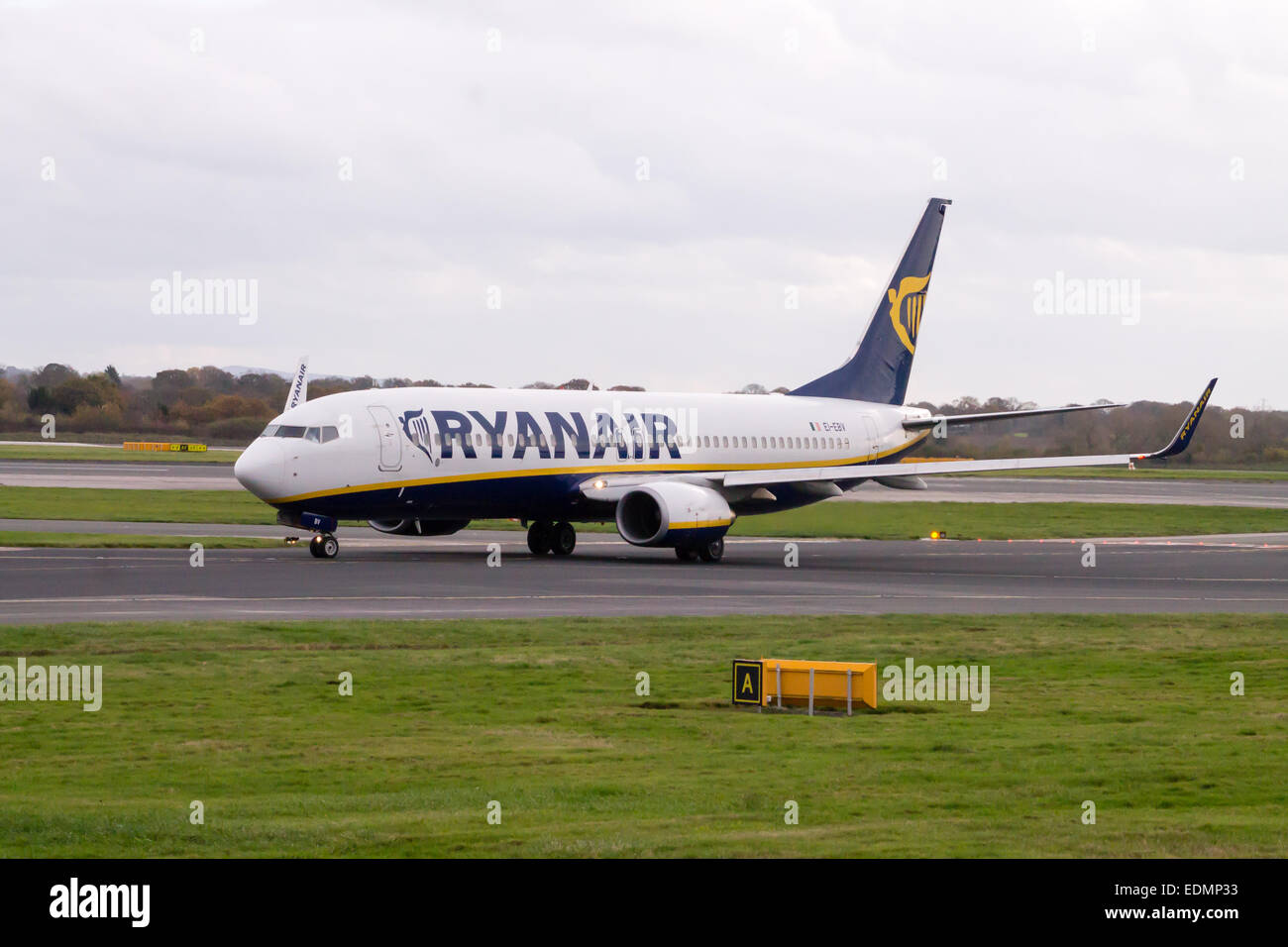 Ryanair Boeing 737-800 taxiing, Manchester International Airport Stock ...