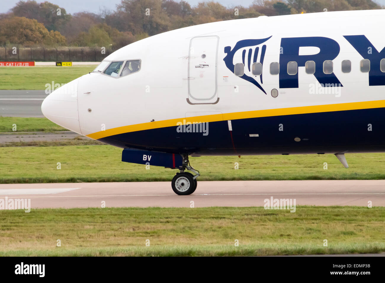 Ryanair boeing 737 taxiing manchester hi-res stock photography and ...