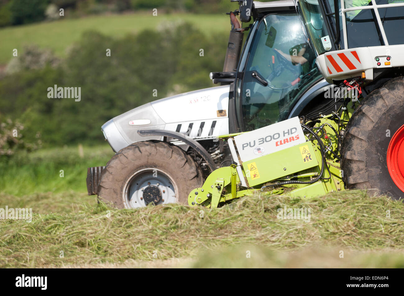 Claas Jaguar 850 self propelled forager chopping grass and loading ...