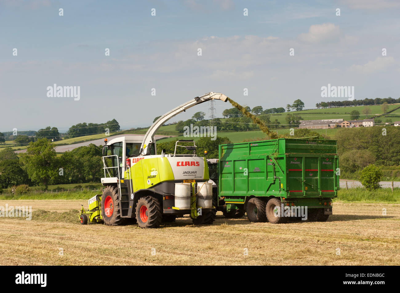 Claas Jaguar 850 self propelled forager chopping grass and loading ...