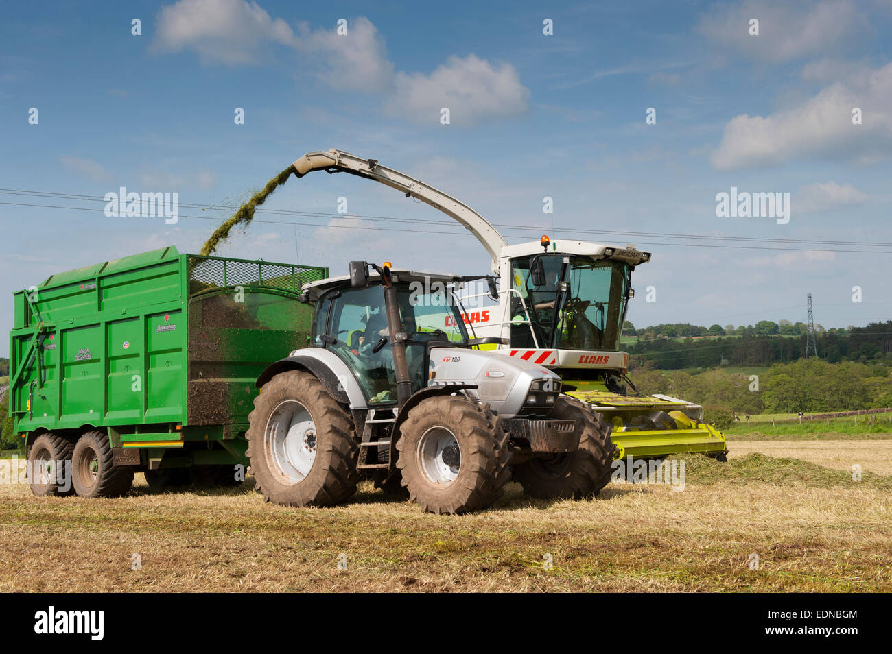 Claas Jaguar 850 self propelled forager chopping grass and loading ...