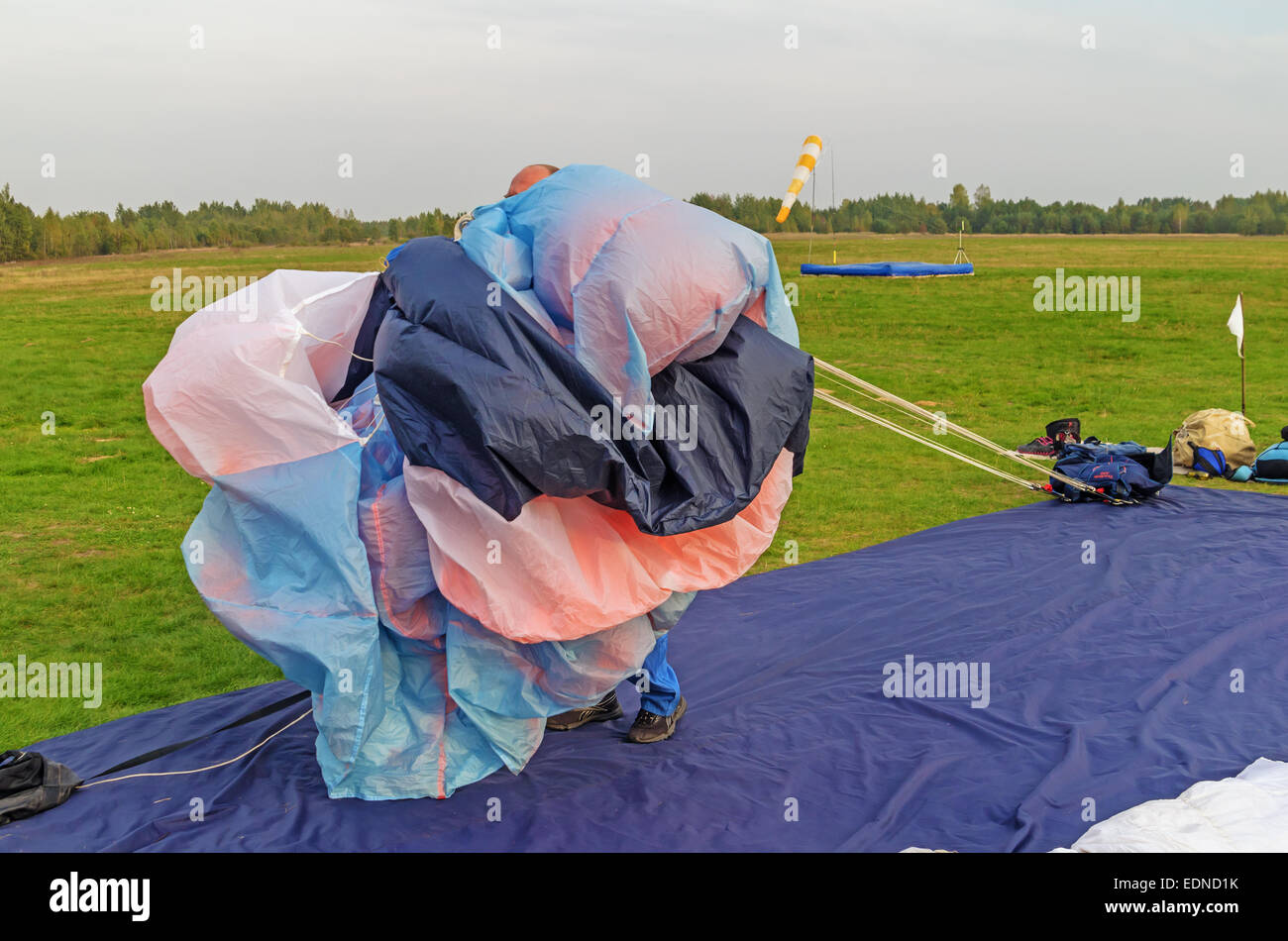 Parachutists - 2014. Packing of parachute Stock Photo - Alamy