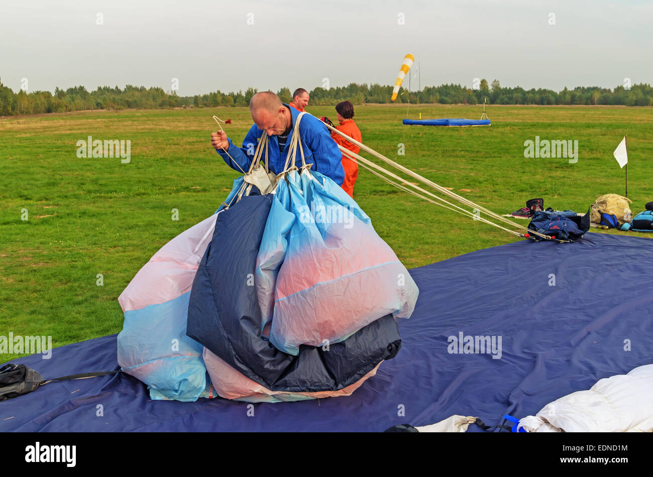 Parachutists - 2014. Packing of parachute Stock Photo - Alamy