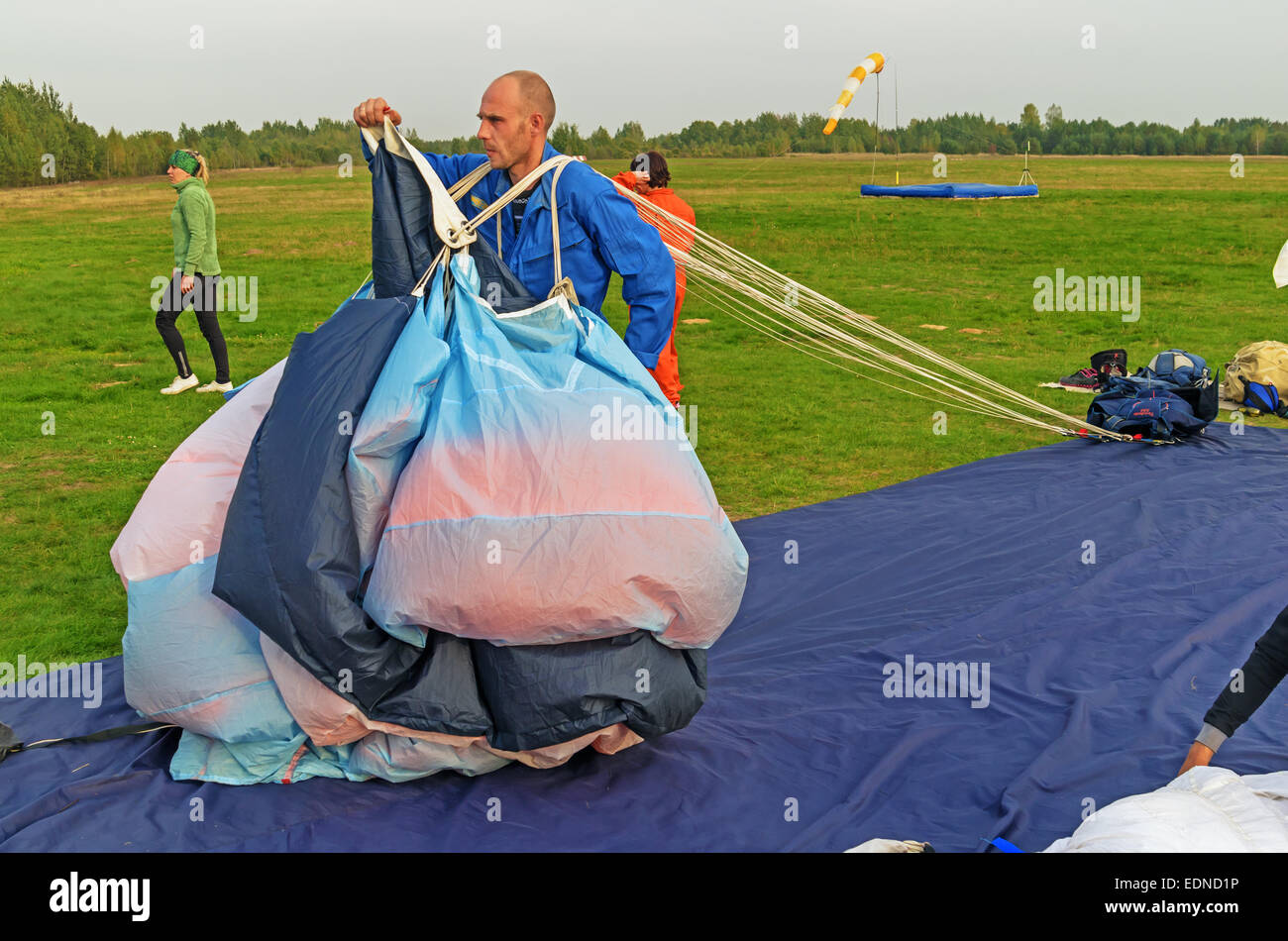 Parachutists - 2014. Packing of parachute Stock Photo - Alamy