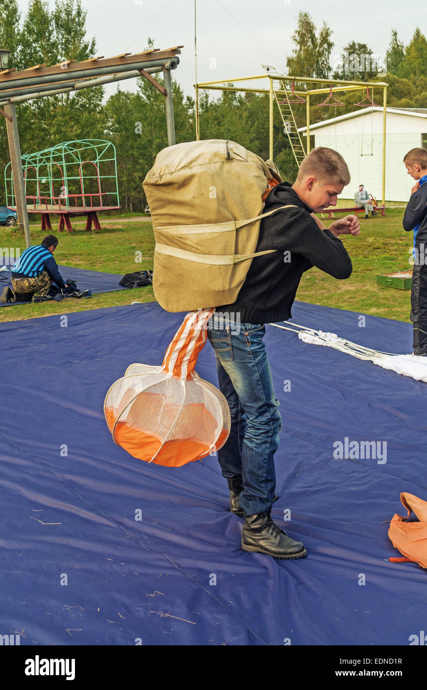 Parachutists - 2014. Packing of parachute Stock Photo - Alamy