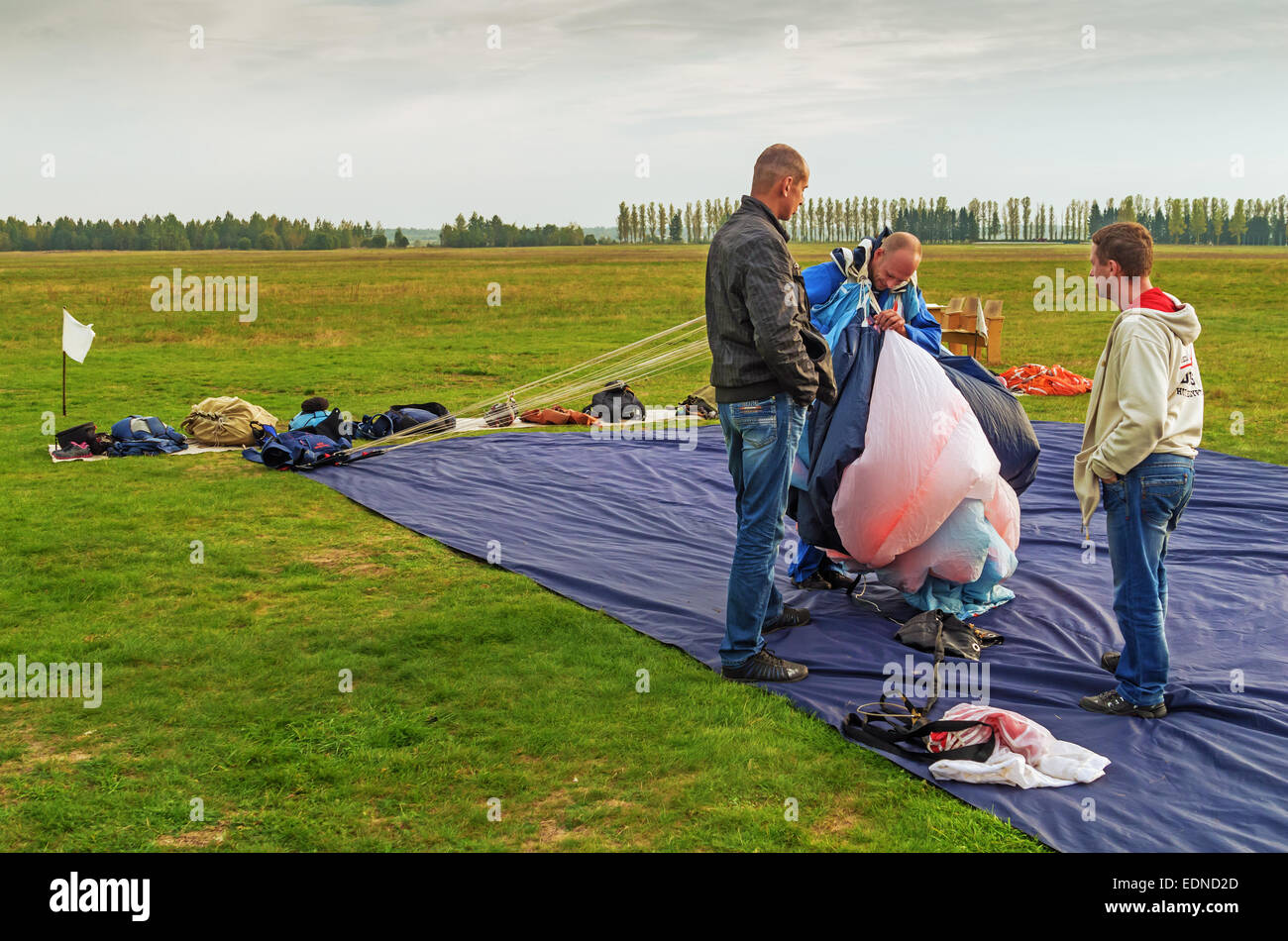 Parachutists - 2014. Packing of parachutes Stock Photo - Alamy