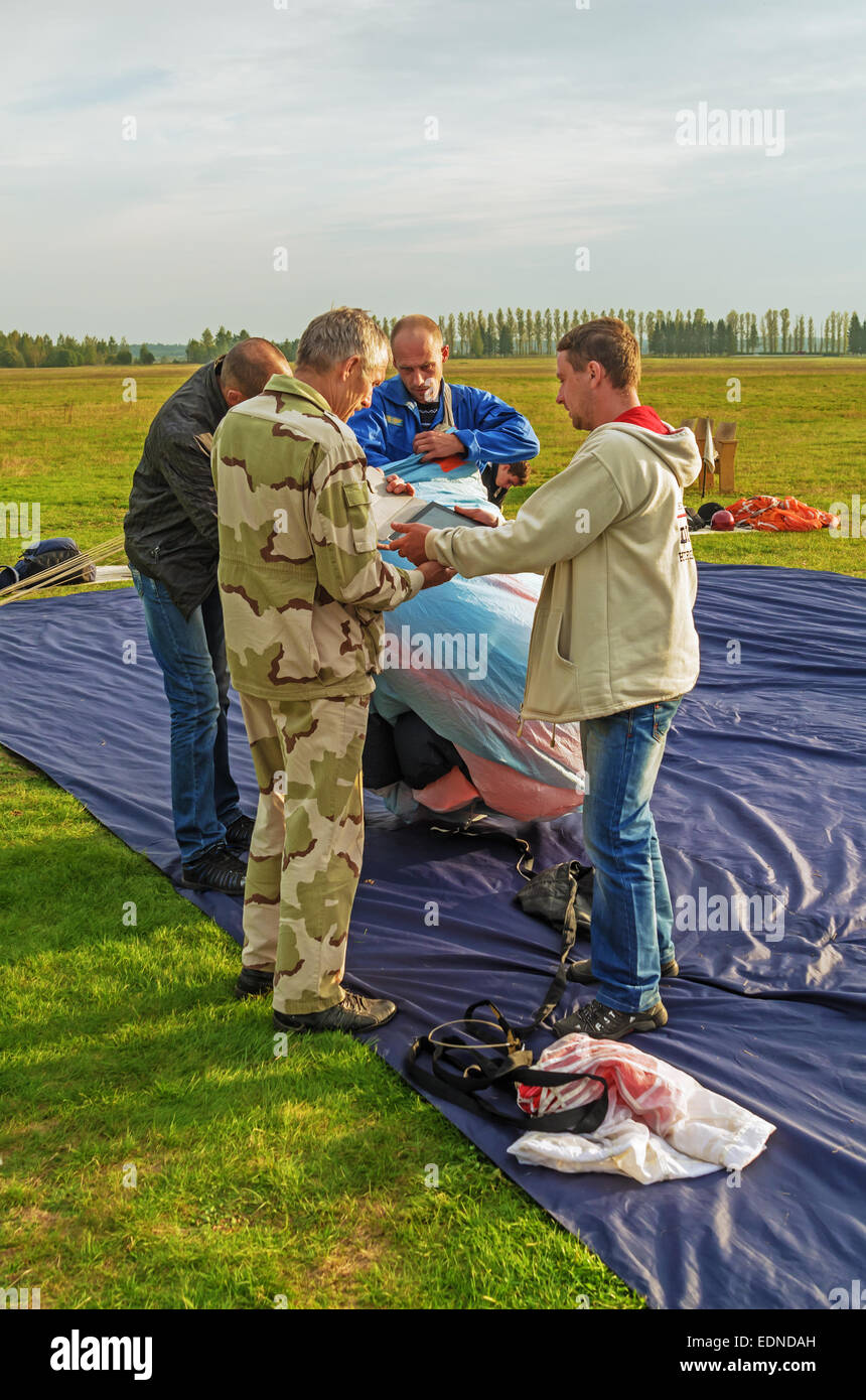 Parachutists - 2014. Packing of parachutes Stock Photo - Alamy