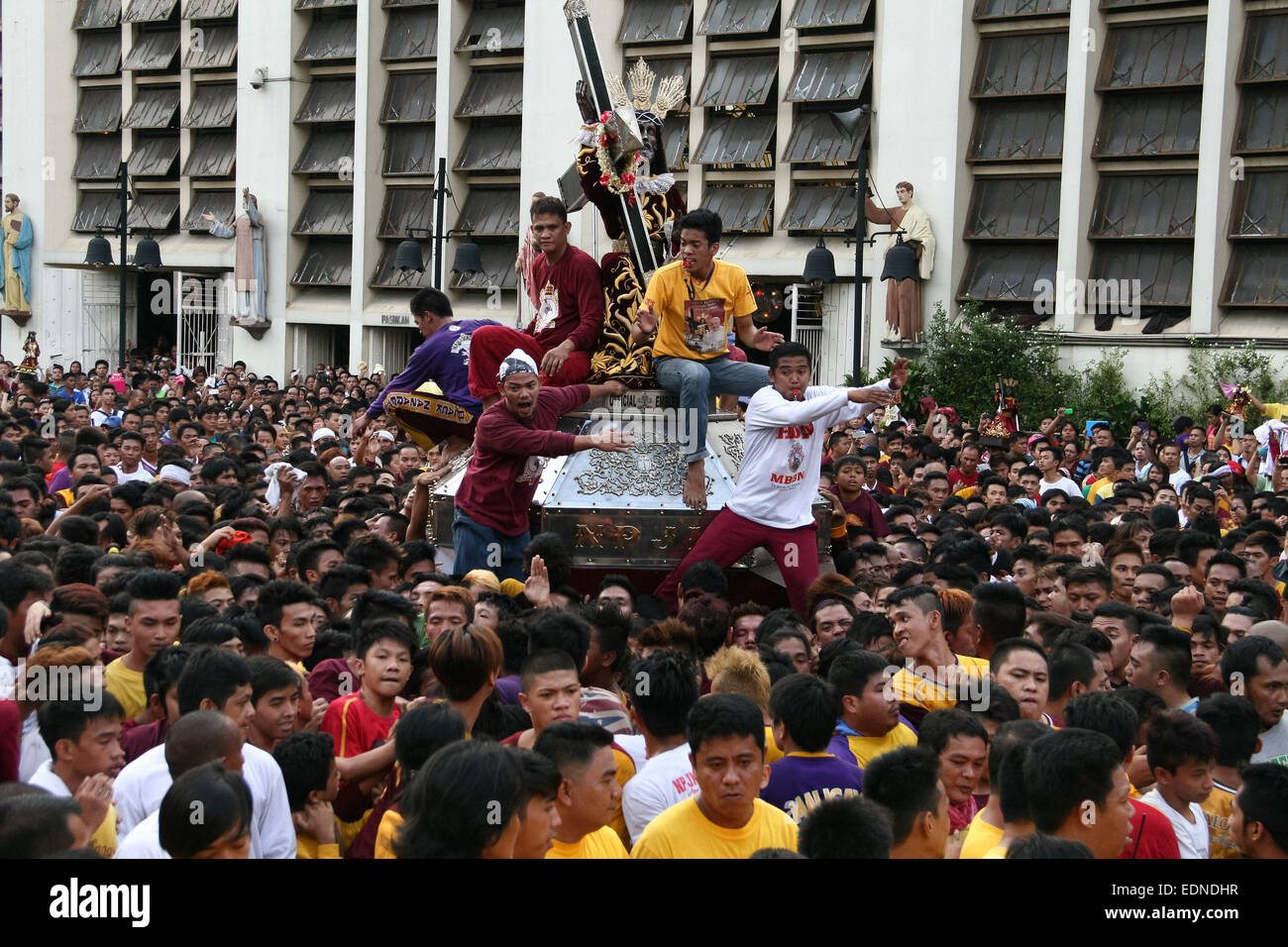 Hijos de Jesus Nazareno guide devotees as they pull the Black Nazarene ...