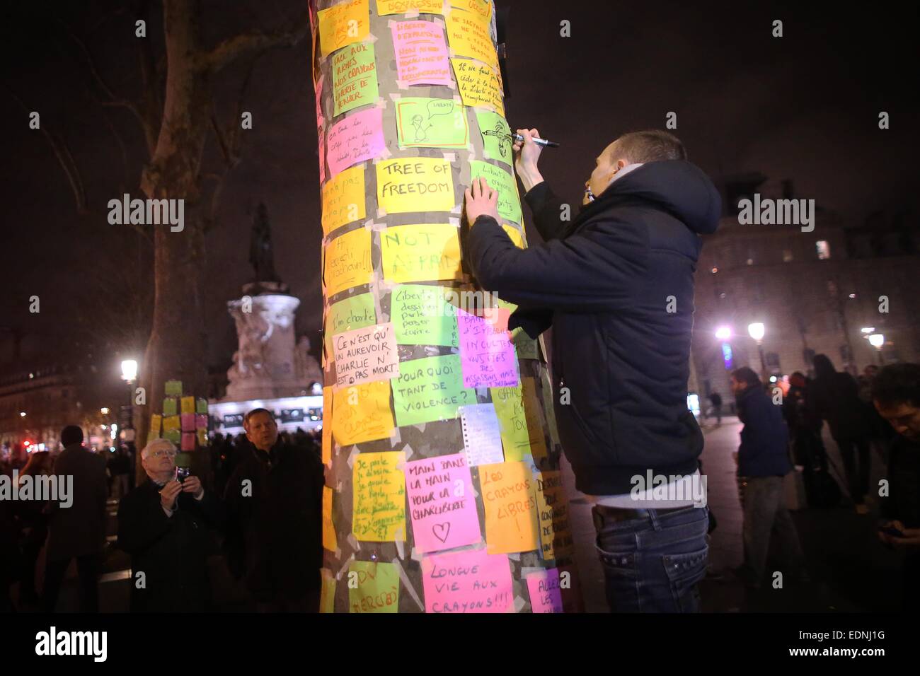 Attaching magazine hi-res stock photography and images - Alamy