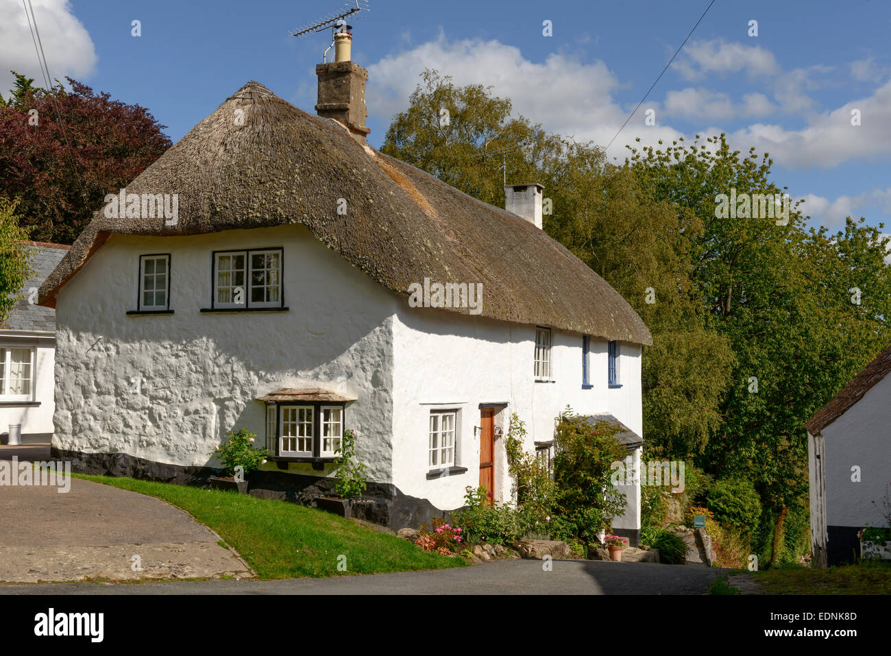 Straw roof hi-res stock photography and images - Alamy