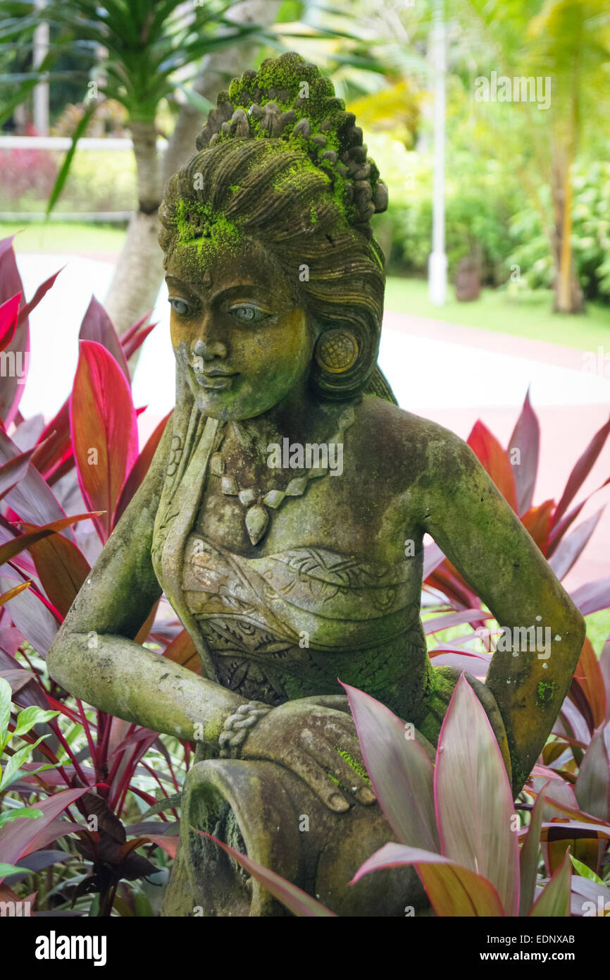 Dragon statue in grounds hi-res stock photography and images - Alamy