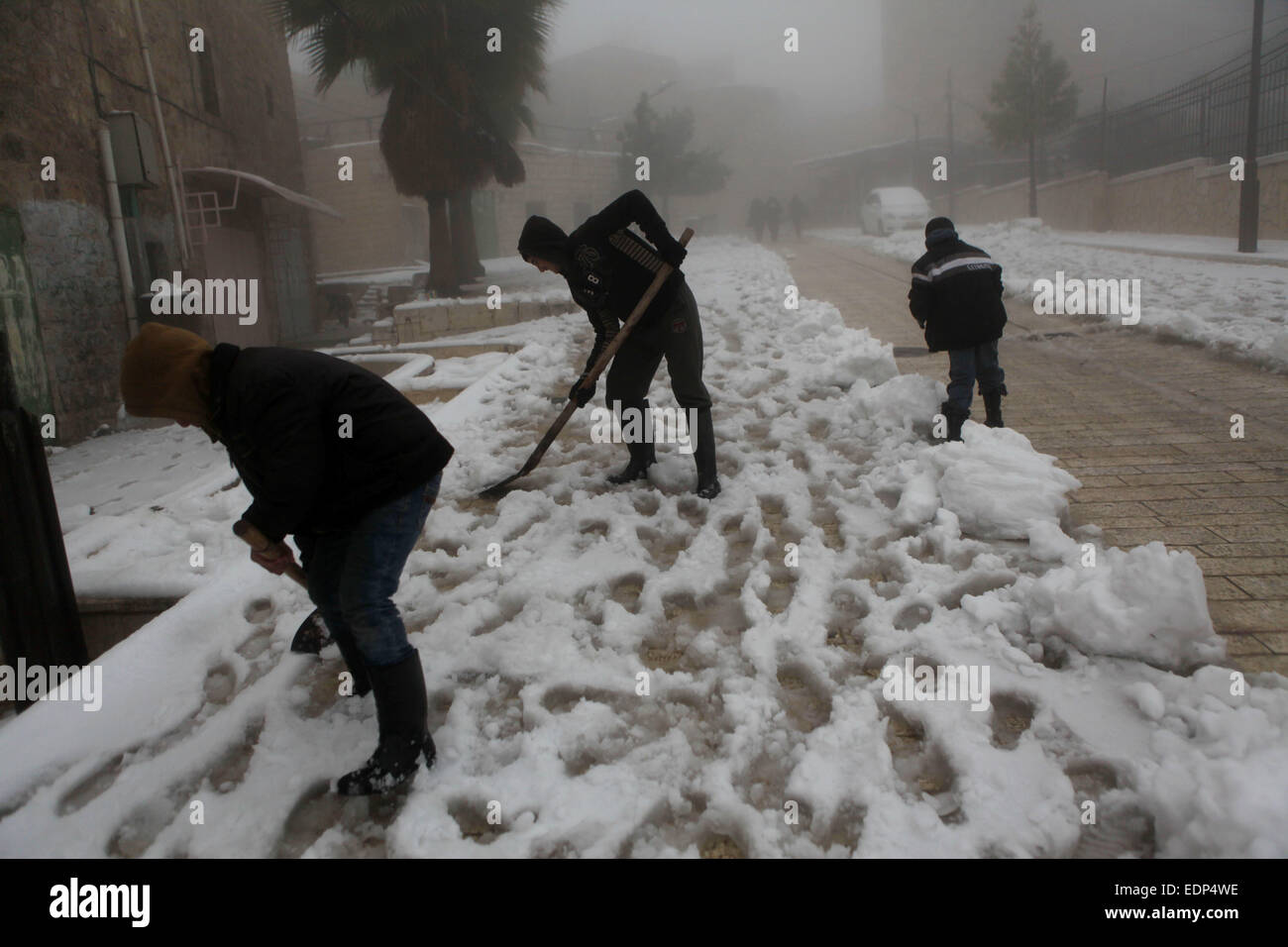 Hebron, West Bank, Palestinian Territory. 8th Jan, 2015. Palestinians ...