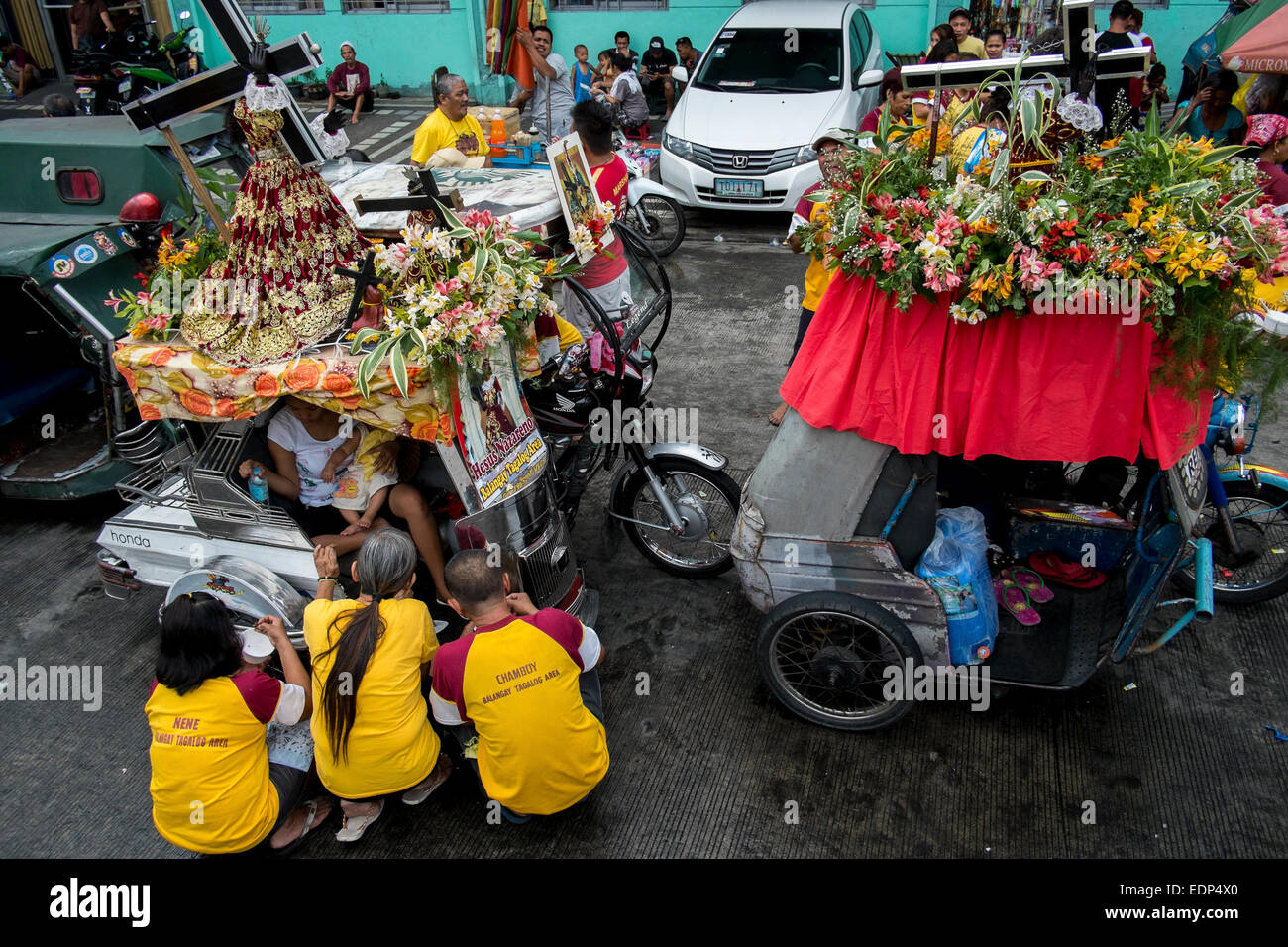 Devotees and replicas of the Black Nazarene wait for the procession to ...