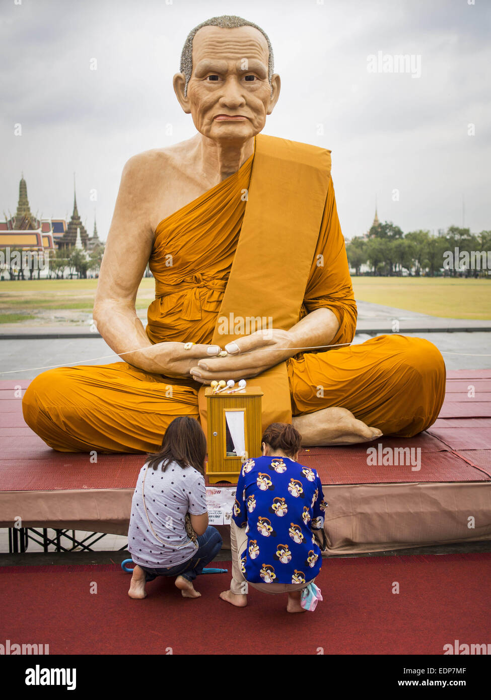 Monks pray in front statue hi-res stock photography and images - Alamy